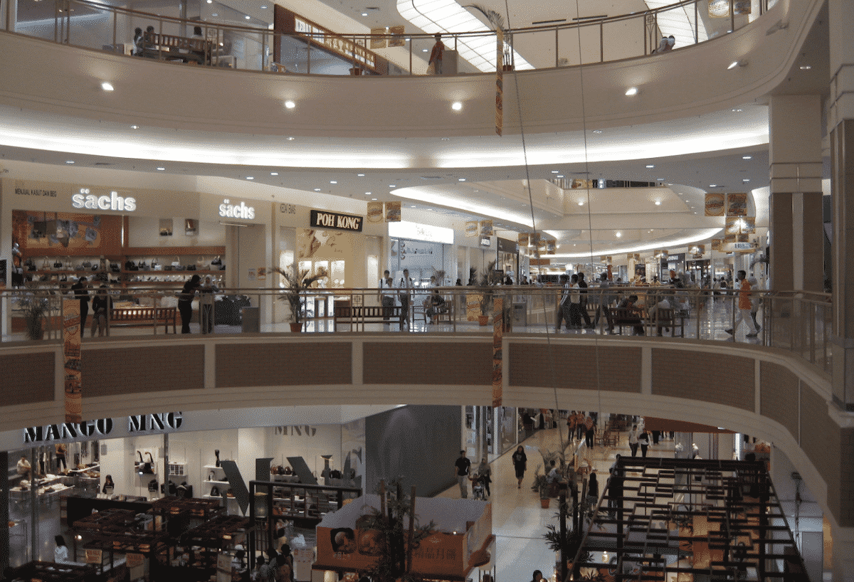 A place that manages luxury shopping malls well and delivers goods quickly