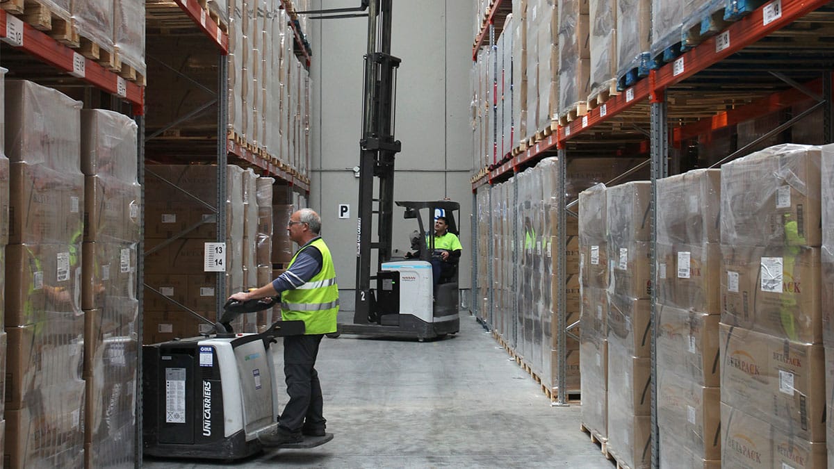 4 Advantages of Hiring a Transport and Warehouse Company Online