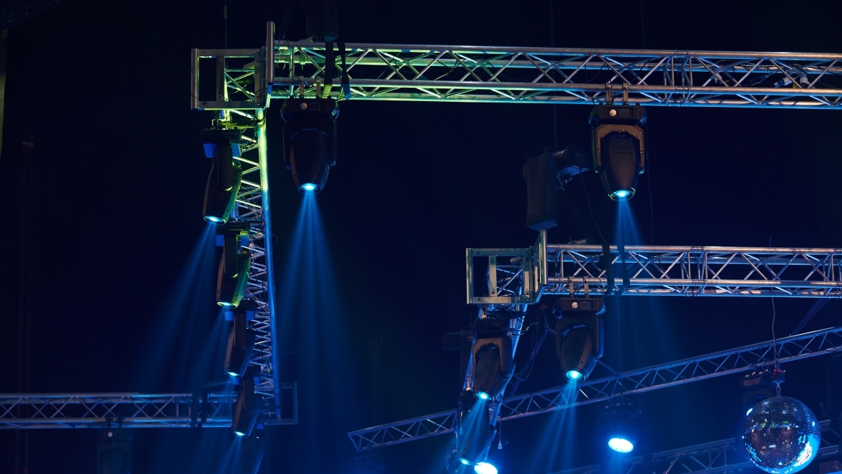 How to Choose the Best Stage Lights for Studios